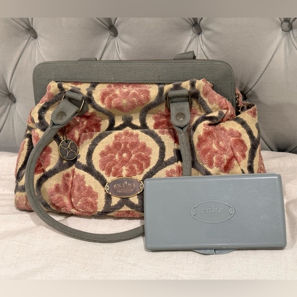 Petunia Pickle Bottom | Bags | Petunia Pickle Bottom Cake Diaper Bag ...